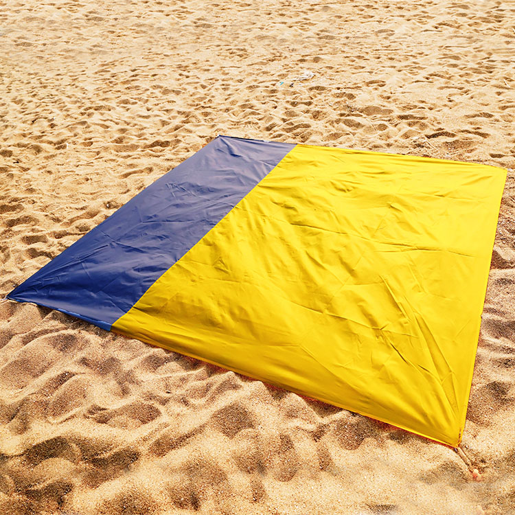 Heat resistant outdoor sand beach blanket